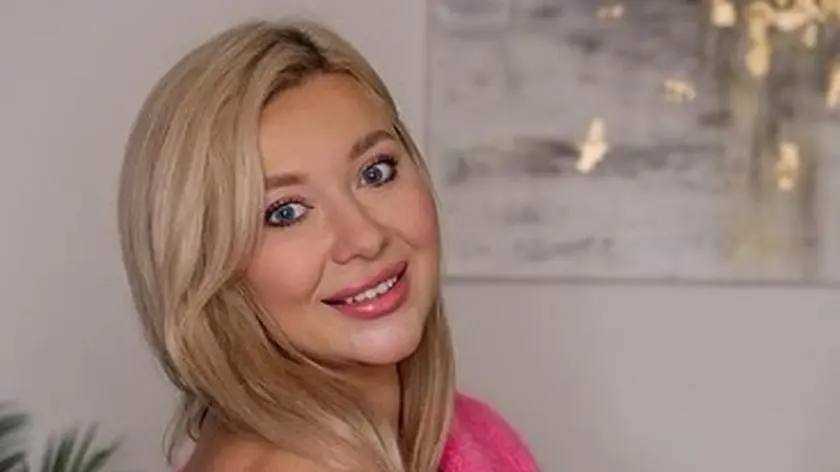 "Gogglebox. Przed telewizorem". Agnieszka "Lili" Antoniak z rodziną na wakacjach. Stylizacja jej ...