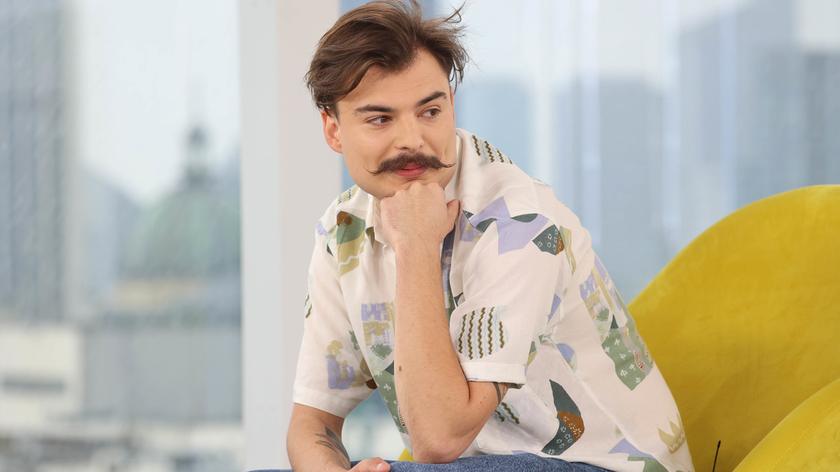 Wiktor Dyduła z piosenką "Ćwierć wieku" na scenie Dzień Dobry TVN ...