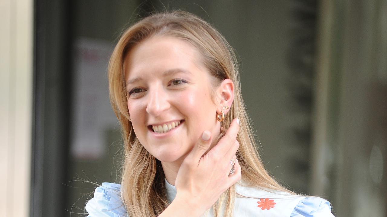 Lara Gessler karmi syna piersią pod namiotem. Rozczulający widok - Co ...