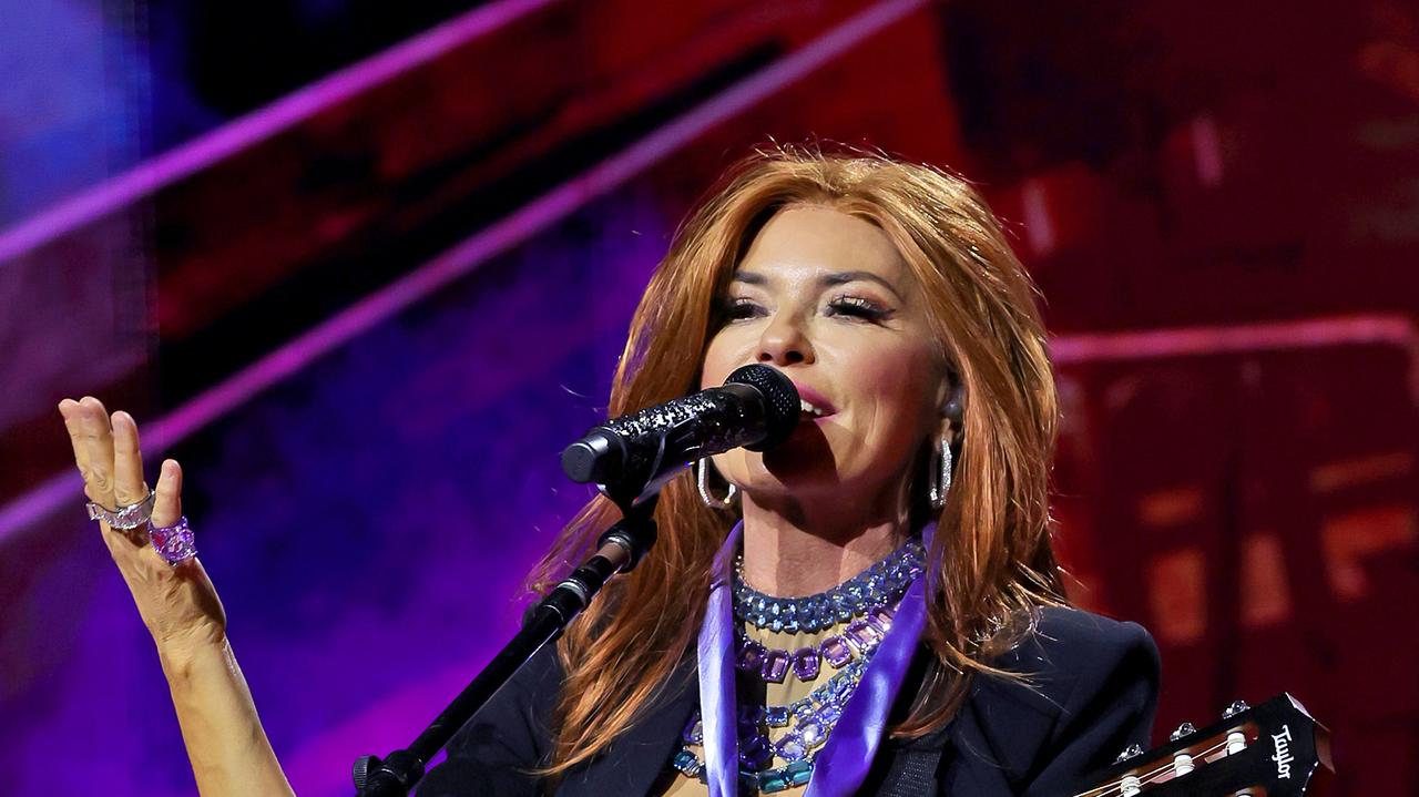 Shania Twain upadła w czasie koncertu. Jej reakcja zadziwiła fanów - Co ...