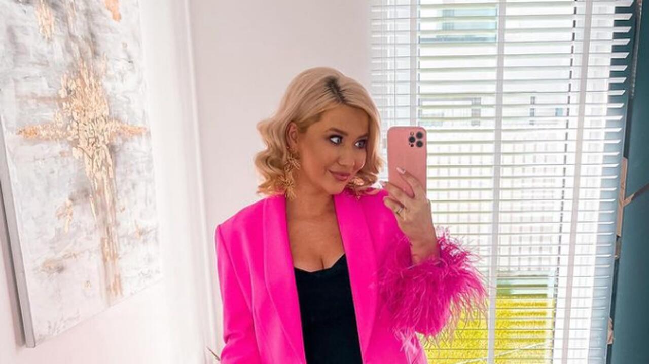 "Gogglebox. Przed telewizorem". Lili Antoniak wybrała się z mężem na wesele. Jej stylizacja ...